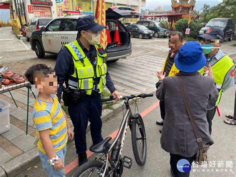 男童騎單車遊桐花迷途 暖警細心照料尋親助返家 蕃新聞