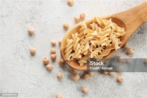 회색 콘크리트 배경에 병아리콩 푸실리 파스타 개념에 대한 스톡 사진 및 기타 이미지 개념 건강한 생활방식 건강한 식생활