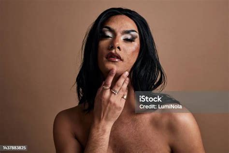 Lgbtq 화장품 및 메이크업을 위한 남자 트랜스젠더와 함께 갈색 배경에 대한 아름다움 방콕의 스튜디오 배경에 얼굴을 얹은