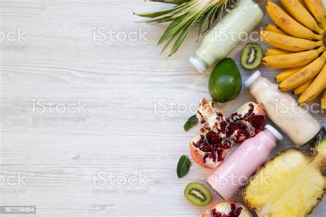 흰색 나무 배경 평면도에 과일과 유리 항아리에의 과일 수호신 위에서 플랫이 하다 텍스트를 위한 공간입니다 0명에 대한 스톡 사진