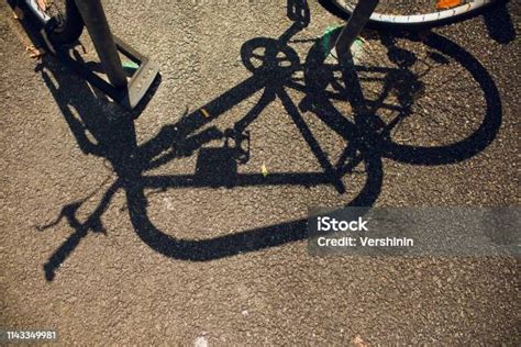 자전거 바퀴와 그림자 힙 스 터 라이프 스타일 개체입니다 거리에 대한 스톡 사진 및 기타 이미지 거리 고정 기어 도로 Istock