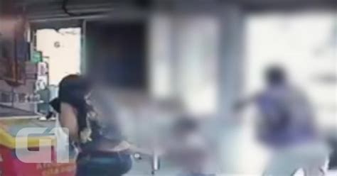 G1 Vídeo mostra mulher sendo baleada e morta em assalto à farmácia no