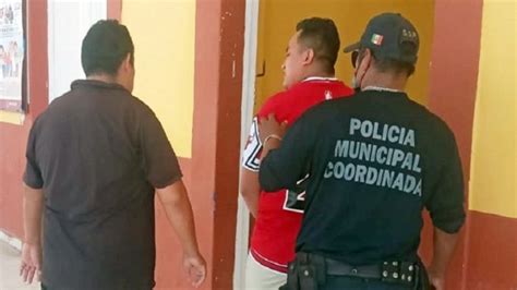 Sujeto arremete contra padres niños y maestros Desde el Balcon