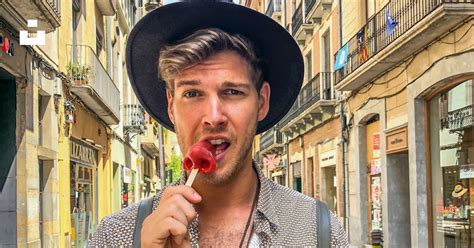 모자와 회색 셔츠를 입고 막대기에 빨간 사탕을 물고 있는 남자 사진 Unsplash의 무료 지로나 이미지