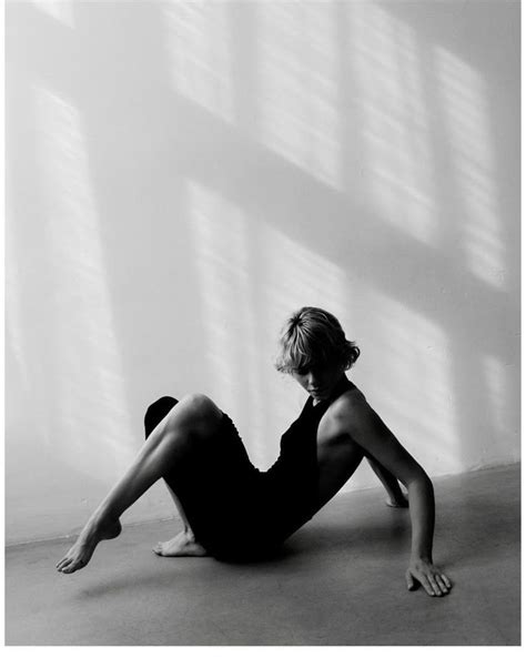 「Индивидуальная съёмка в студии」おしゃれまとめの人気アイデア｜pinterest｜polina Chernova ポーズ ポーズ例