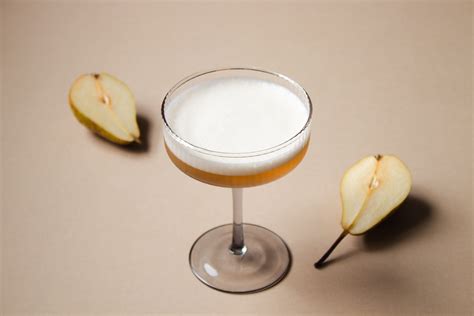 Fall Flavors Abound In This Easy And Flavourful Sour Pear Cocktail