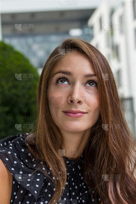 青年女人 垂直画幅 美 女人 拉美人和西班牙裔人 可爱的 美人 棕色头发 时尚 人
