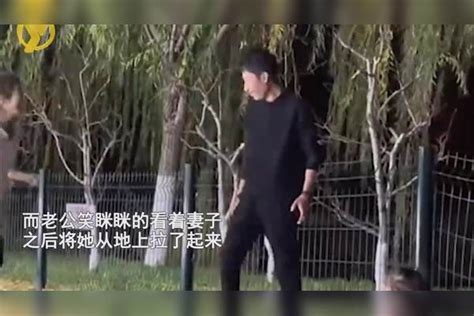 妻子游玩耍赖躺倒跟丈夫撒娇，2岁女儿一旁淡定吃零食：见怪不怪