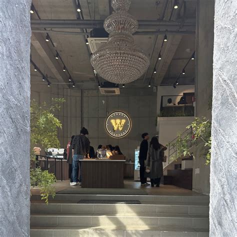 홍대 대형카페 더블유오앤 트립닷컴 신촌홍대