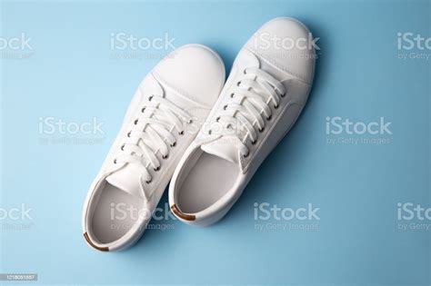 파란색 배경에 흰색 운동화 한 켤레 패션 블로그 또는 잡지 컨셉 0명에 대한 스톡 사진 및 기타 이미지 0명 2019년