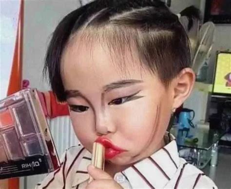 4岁小女孩趁宝妈不注意偷偷化妆，宝妈回头看到后，被惊艳到了化妆宝妈小慧新浪新闻