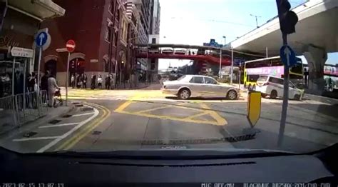 上環城巴車禍一刻曝光 疑衝燈撞私家車後不顧而去｜車cam直擊 星島日報