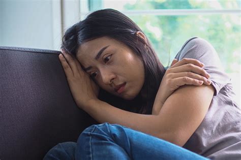 불행한 아시아 여자 소녀 실망 혼자 집에 문제에 대해 슬퍼 외로움을 느낀다 스트레스를 받다 나쁜 관계로 고통받다 헤어지다 이혼