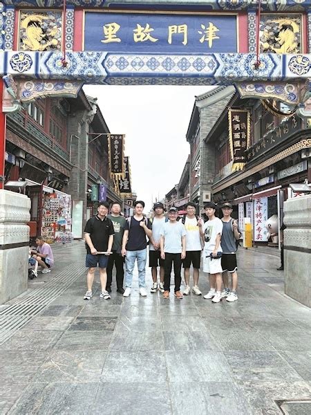 个人藏书十万余册 上课好似即兴演讲 “书迷”教授的课 外校学生都来听 新闻频道 和讯网