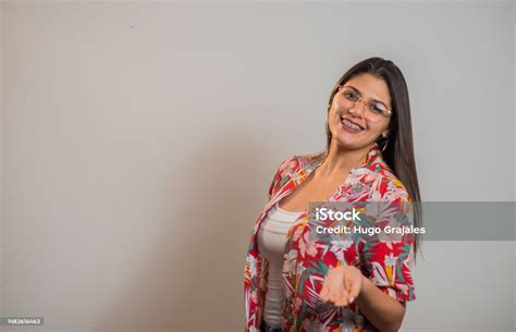 팔과 얼굴에 몸짓을 하는 미소 짓고 자신감 넘치는 젊은 여성의 초상화 25 29세에 대한 스톡 사진 및 기타 이미지 25 29세 긍정적인 감정 표현 매우 기쁜