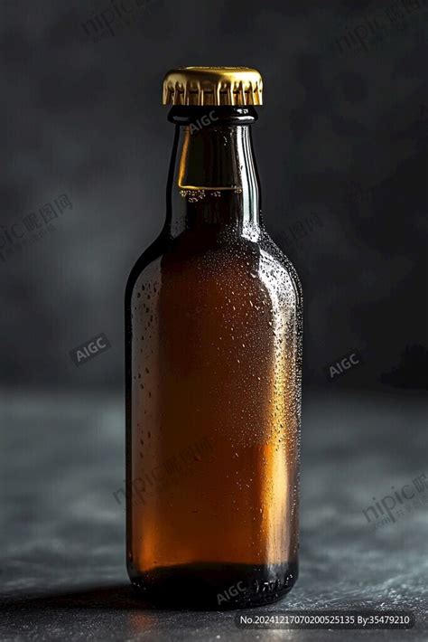 AI创作图玻璃瓶啤酒 啤酒瓶素材 酒精饮料啤酒瓶 啤酒瓶上的水珠 玻璃啤酒瓶 啤酒瓶建模 深褐色瓶头 啤酒瓶 创意啤酒瓶 喝完的啤酒瓶 啤酒