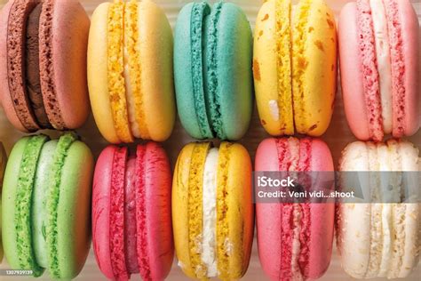 배경으로 맛있는 여러 가지 빛깔의 마카롱의 클로즈업 달콤한 다색 마카롱 케이크와 인사말 카드의 모형 맛있는 프렌치 아몬드 머랭 쿠키 공간을 복사합니다 0명에 대한 스톡 사진