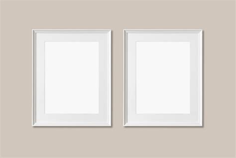 벽에 흰색 수직 그림 프레임이 비어 있습니다 아트웍 모형 절연 0명에 대한 스톡 사진 및 기타 이미지 0명 가구 가정