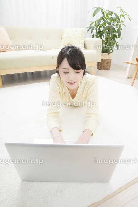 ノートパソコンを見る女性の写真素材 141548638 イメージマート