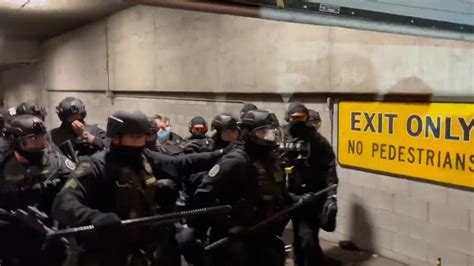 示威者把警察堵门里大骂！美国青年枪杀2人被判无罪引民众抗议凤凰网资讯凤凰网