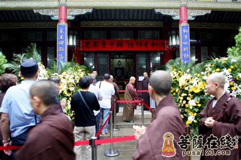 海内外数万信众雨中朝拜高旻寺德林长老法体 菩萨在线