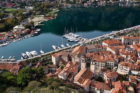 코토르kotor 역사 마을의 올드 하우스old Houses Of Kotor 위에서 내려다본 유네스코 문화유산