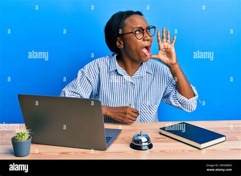 Junge Afrikanerin Die An Der Hotelrezeption Mit Einem Laptop Arbeitet