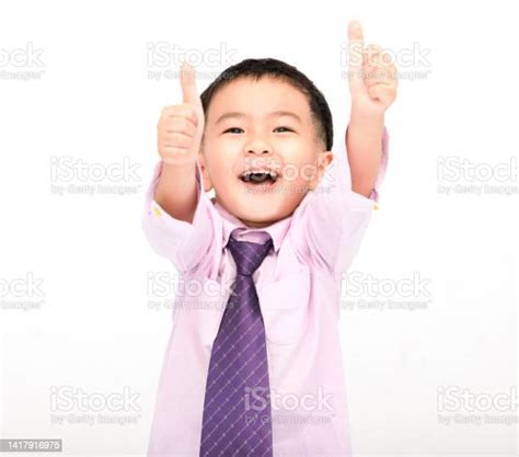 양복을 입고 하얀 배경에 고립 된 엄지 손가락을 보여주는 행복한 소년 아이에 대한 스톡 사진 및 기타 이미지 아이 2 3