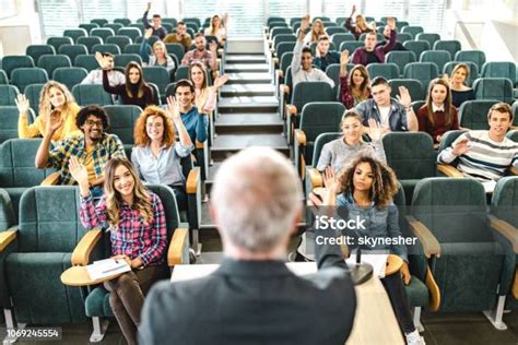 행복 한 대학 학생 원형 극장에서 클래스에 그들의 무기를 제기 강당에 대한 스톡 사진 및 기타 이미지 강당 공부 교사