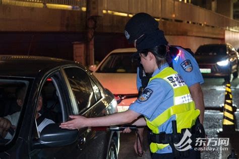 上海公安开展夏夜治安巡查宣防暨“砺剑2023”集中设卡查缉行动