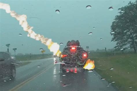 ببینید لحظه باورنکردنی از برخورد صاعقه در دیاربکر به زمین خبرآنلاین