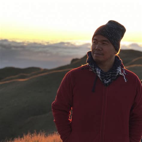 Tungkol Sa May Akda