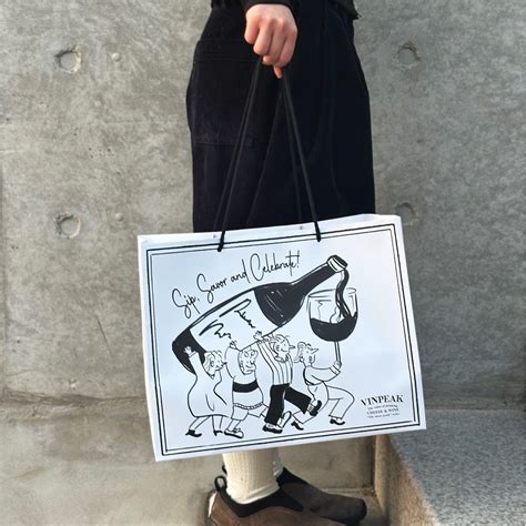 박스제작패키지제작스티커명함은 에브리박스 포장박스의 새로운 기준 패키지제작 전문업체 에브리박스입니다🎁 💬 감각적인 컬러감과 큰 타이포그래피의 조합은 유니크한