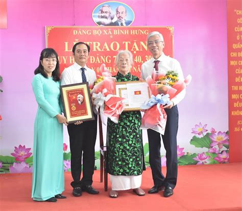 Phó Chủ Tịch Ubnd Tphcm Võ Văn Hoan Trao Tặng Huy Hiệu Đảng Tại Huyện