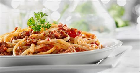 토마토 미트 소스를 곁들인 스파게티 파스타의 근접 촬영 사진 선택적 초점으로 촬영 사진 Unsplash의 파스타 이미지