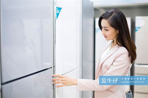 年轻女子在家电商场挑选冰箱 蓝牛仔影像 中国原创广告影像素材