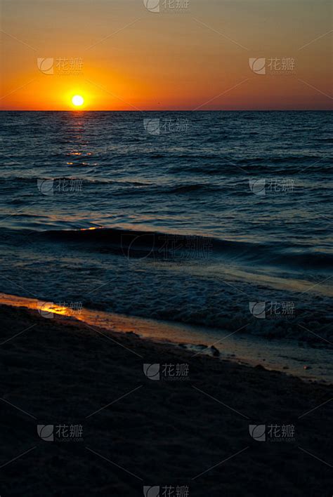 美丽的黎明，红红的太阳，紫粉的天空，晴朗的天空，日出的海面，蓝色的海面，波浪
