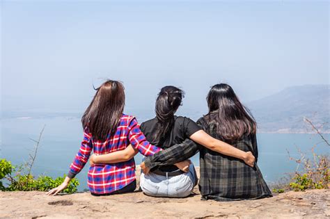 산에 앉아 아름다운 자연을 즐기는 여성의 자유 여행자 그룹 3 명에 대한 스톡 사진 및 기타 이미지 3 명 가방 관광 Istock