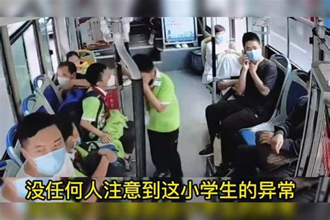 小学生异物卡喉咙，公交司机用海姆立克急救法，救了小学生一命。