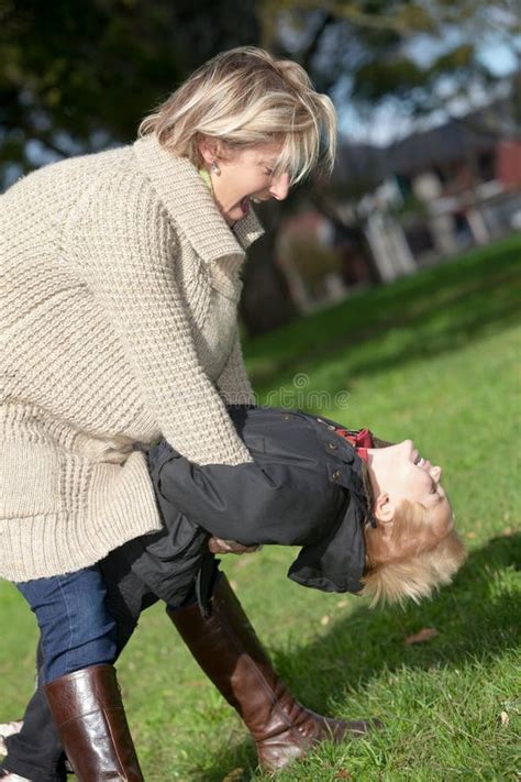 Mère et fils photo stock Image du durée heureux baiser