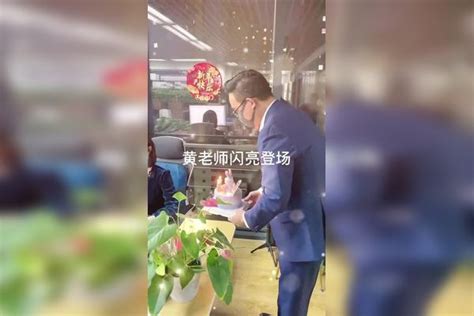 糟糕是心动的感觉你踏着七彩祥云而来，给了我当头一棒七彩祥云感觉