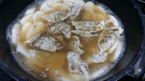 간단히 끓이는 만두국