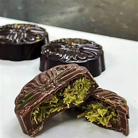 2025 New Style Mid Autumn Festival Dark Chocolate Pistachio Sandwich