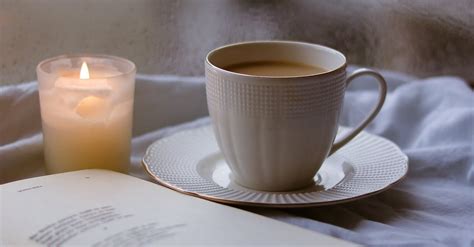 실내 가정 다운 고요한 고요함 내성 독서하는 따뜻한 빛 따뜻함 레저 만족 명상 적 명상적인 문학 미니멀리스트 밤 부드러운 빛 분위기 비