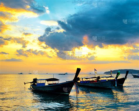泰国船传统落日海滩长尾船甲米安达曼海水天空休闲活动