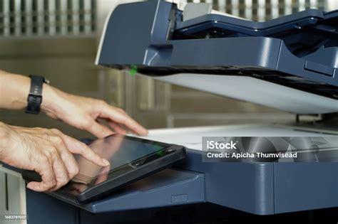 프린터 패널의 손 단추 레이저 프린터 스캐너 사무실 복사기 시작 자료 개념 복사기에서 종이를 복사하는 사람 Revolution에