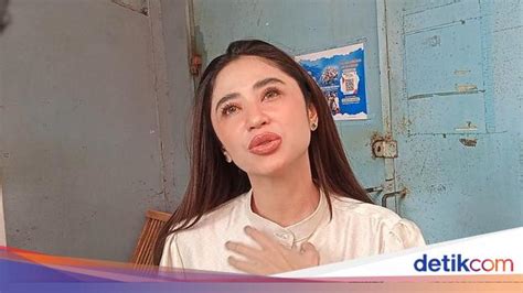 Kata Dewi Perssik Soal Lelaki Yang Ada Dalam Doanya Saat Di Depan Kabah