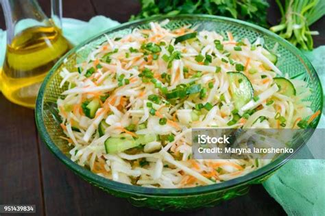 양배추 오이 당근 채소와 식이 샐러드 나무 테이블에 신선한 야채와 함께 달콤한 봄 샐러드 적절 한 영양입니다 갈기갈기 찢어진에 대한 스톡 사진 및 기타 이미지 Istock