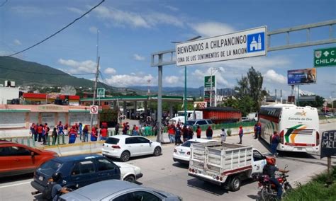 Egresados de Educación Física bloquean la autopista exigen entrega de