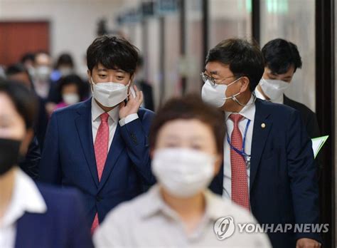 최고위원회의 참석하는 이준석 대표 연합뉴스
